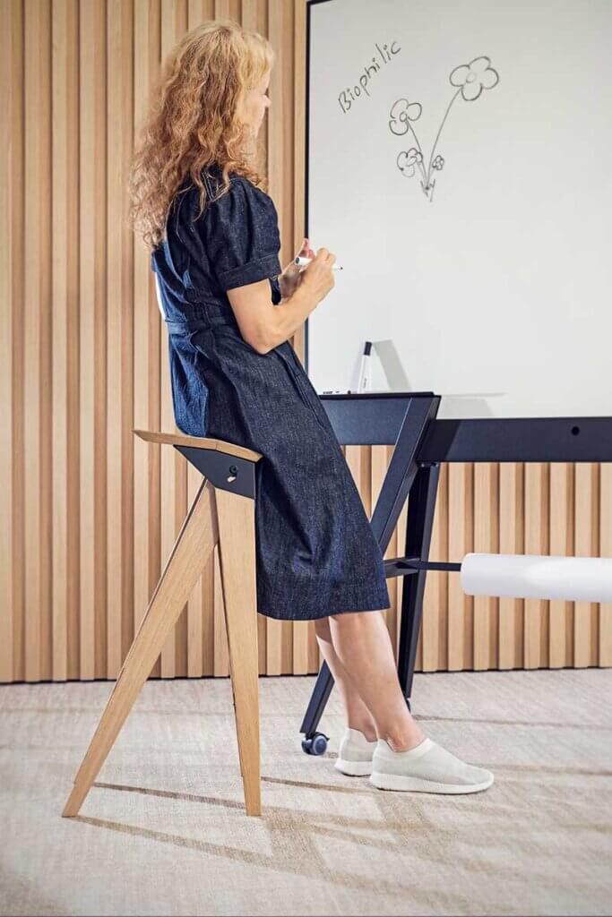 Iconic seat-lean stool, for active working postures